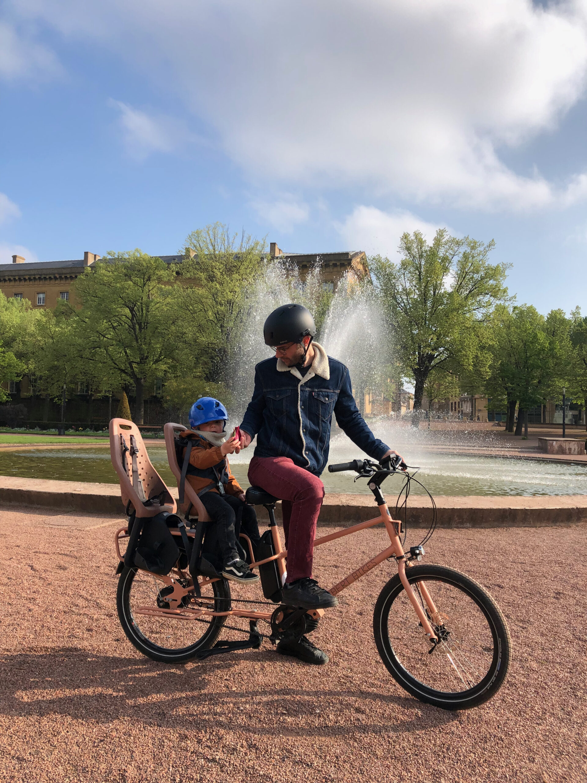 Faire du vélo avec bébé : conseils adaptés à chaque âge